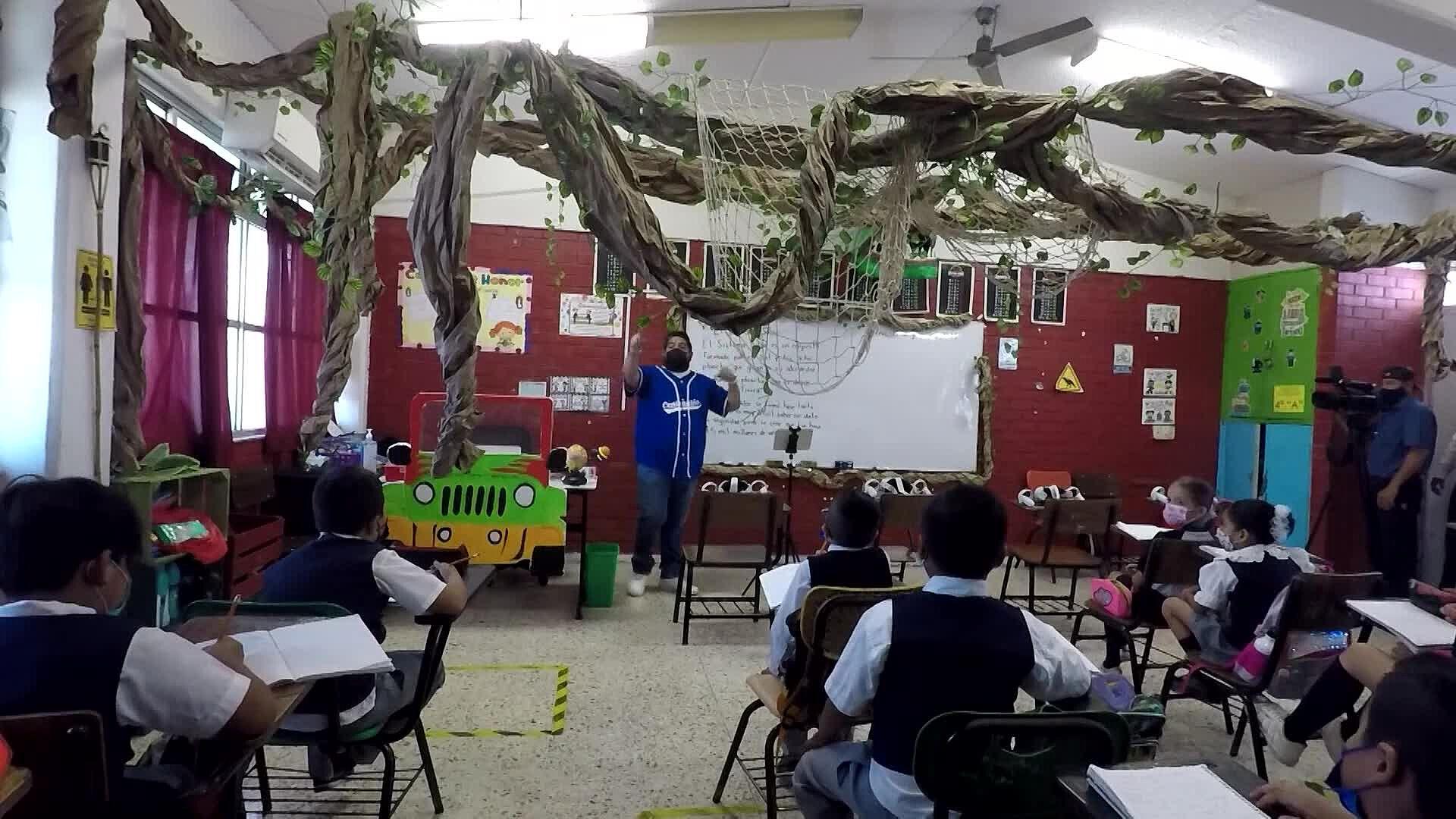 Maestro conecta a sus alumnos con el universo