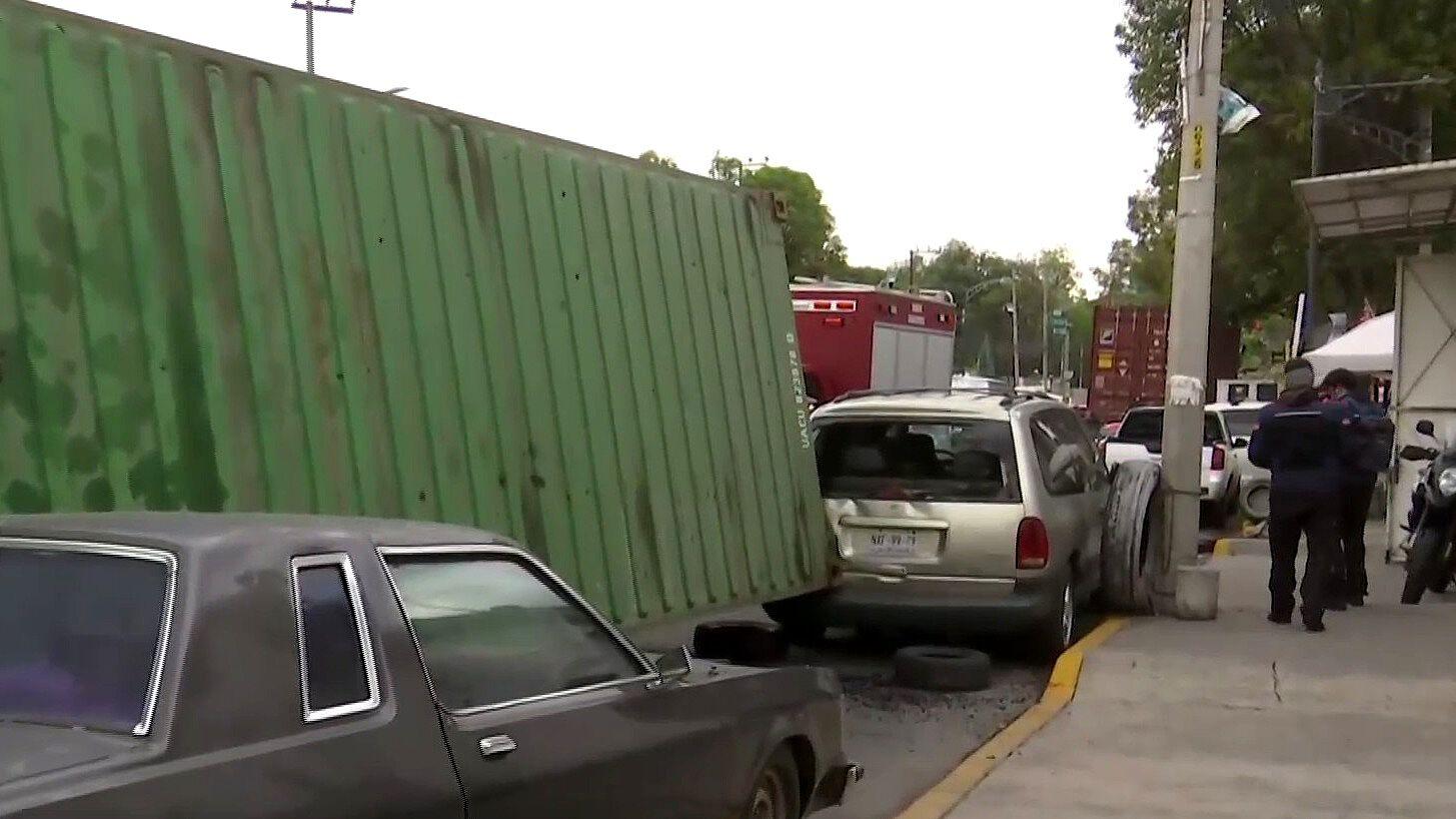 Vuelca contenedor de tráiler en Azcapotzalco, CDMX | N+