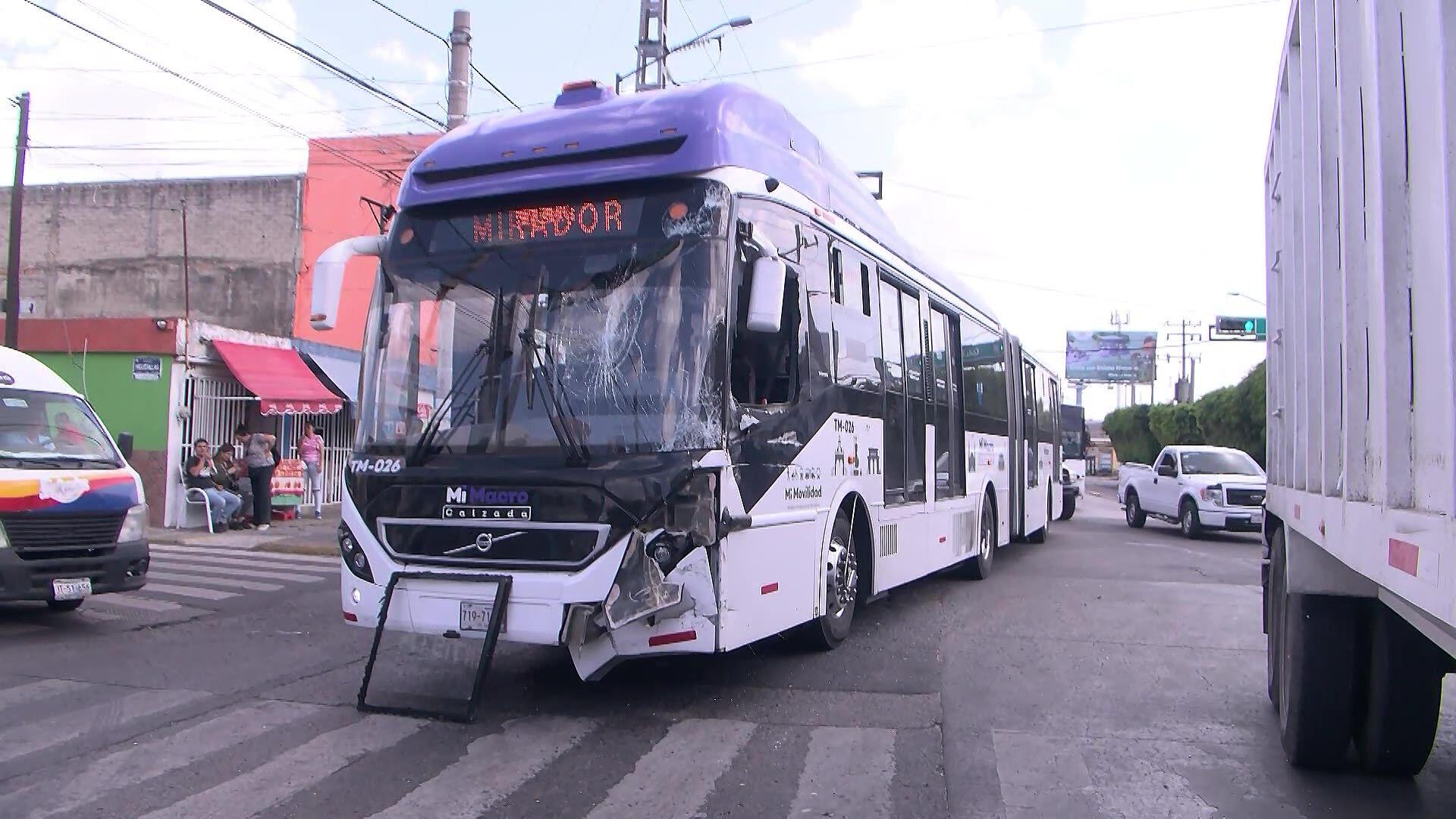 Aparatoso choque entre una unidad del Macrobús y un tráiler, en Guadalajara