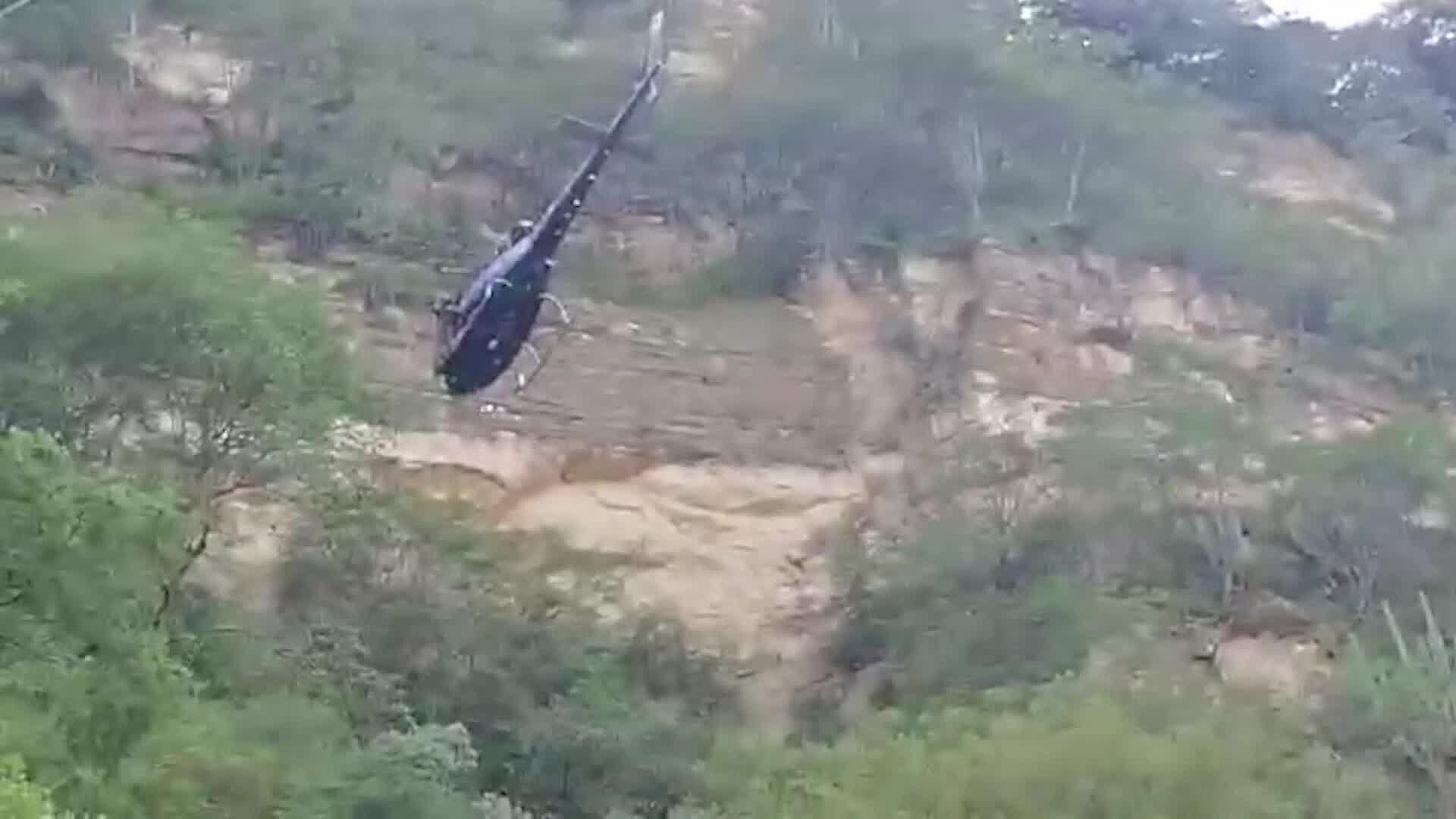 Aferrado a un árbol, fue rescatado un hombre de 60 años, en la barranca