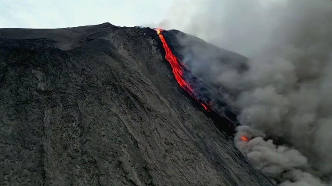 Entra en erupción el volcán Stromboli, en Italia