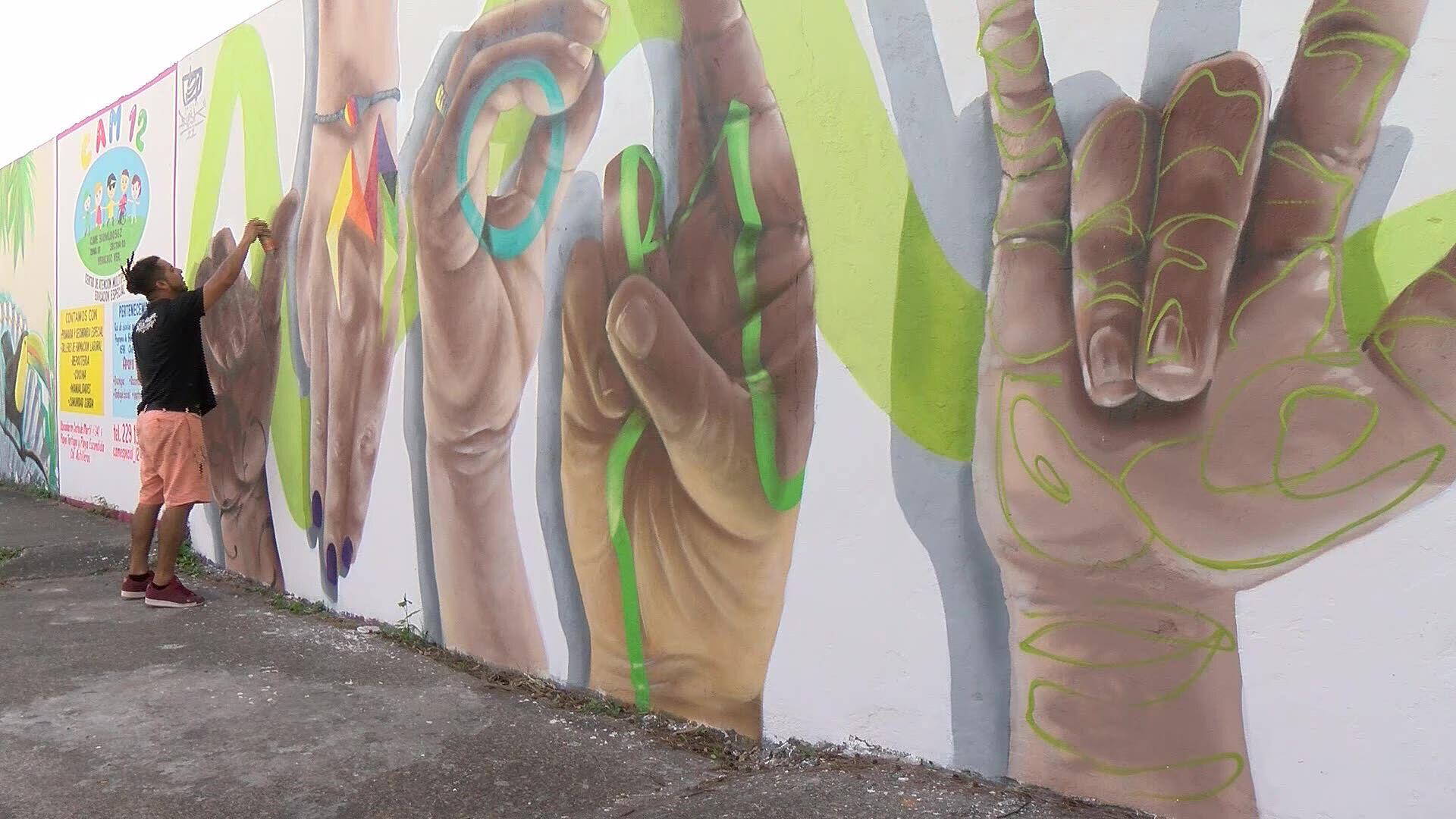 Artista urbano pintó mural de lenguaje de señas en escuela de Veracruz | N+