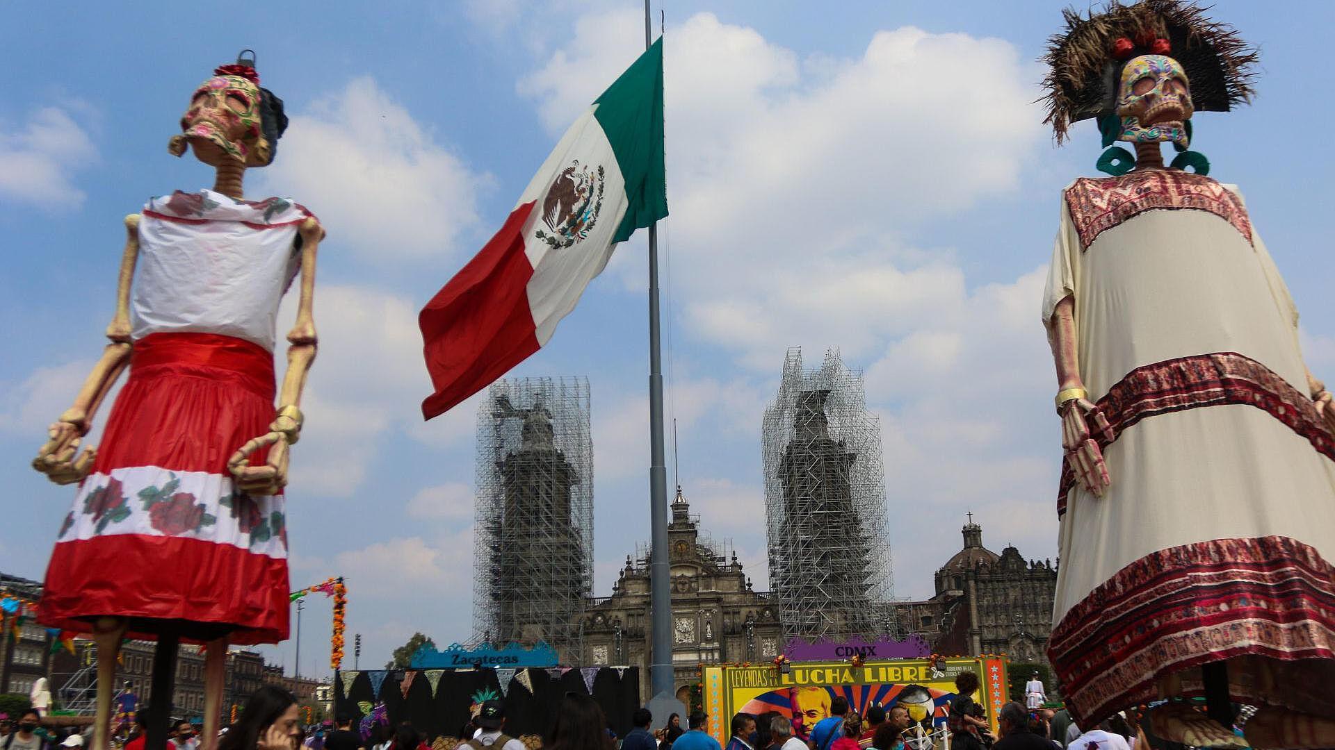 Así Luce la Ofrenda Monumental del Día de Muertos en Zócalo de CDMX