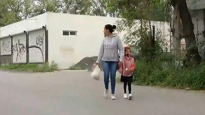 Ciudadanos y niños enfrentan riesgos para llegar a kínder | N+