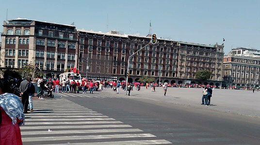 Manifestantes Protestan En El Zócalo Capitalino