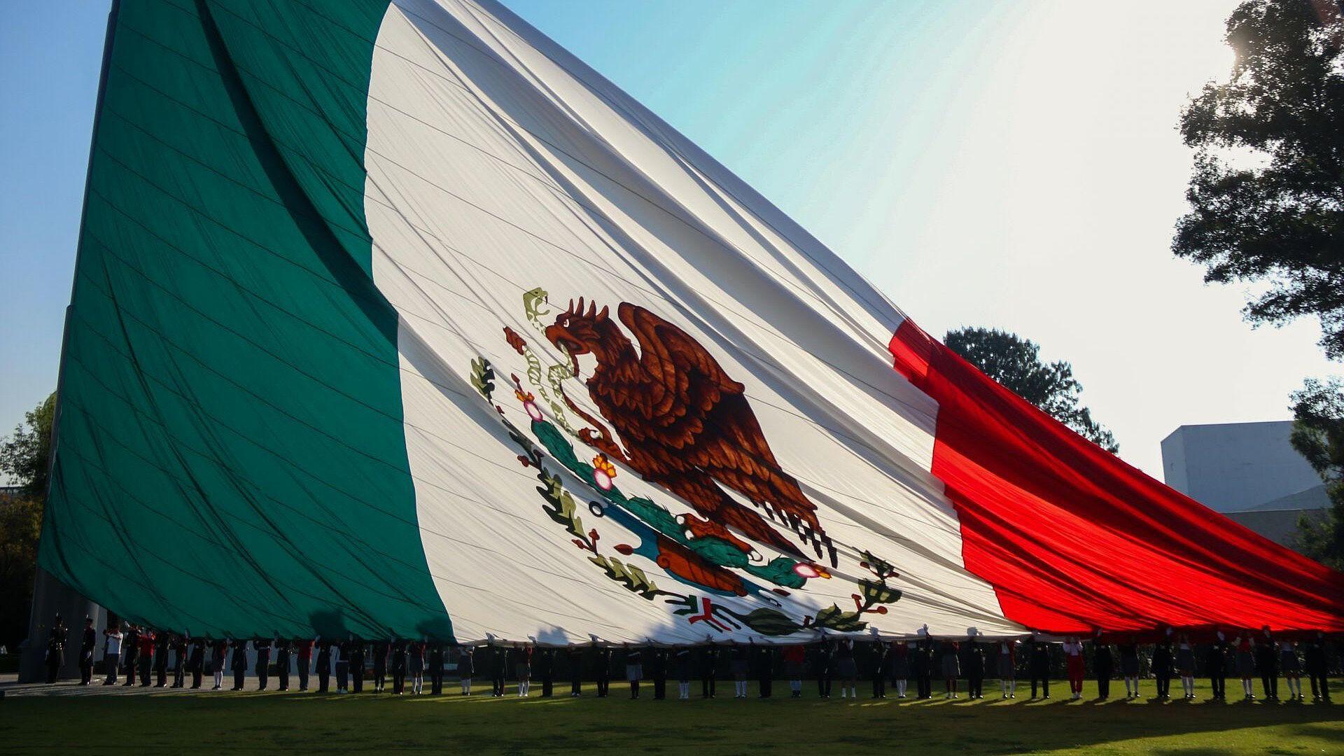 Izamiento de Bandera Monumental en CDMX en Campo Marte I Banderas más ...