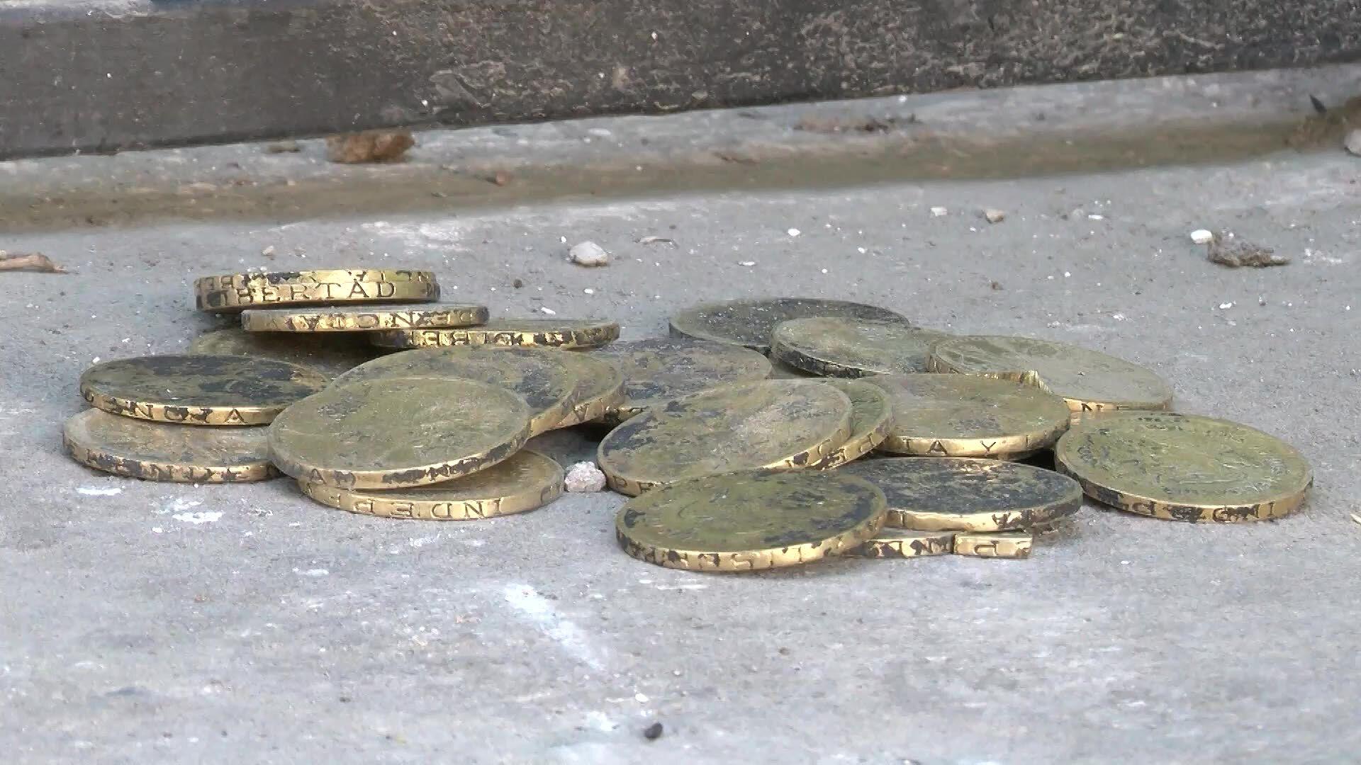 Surgen Más Estafas con Monedas de Oro Falso