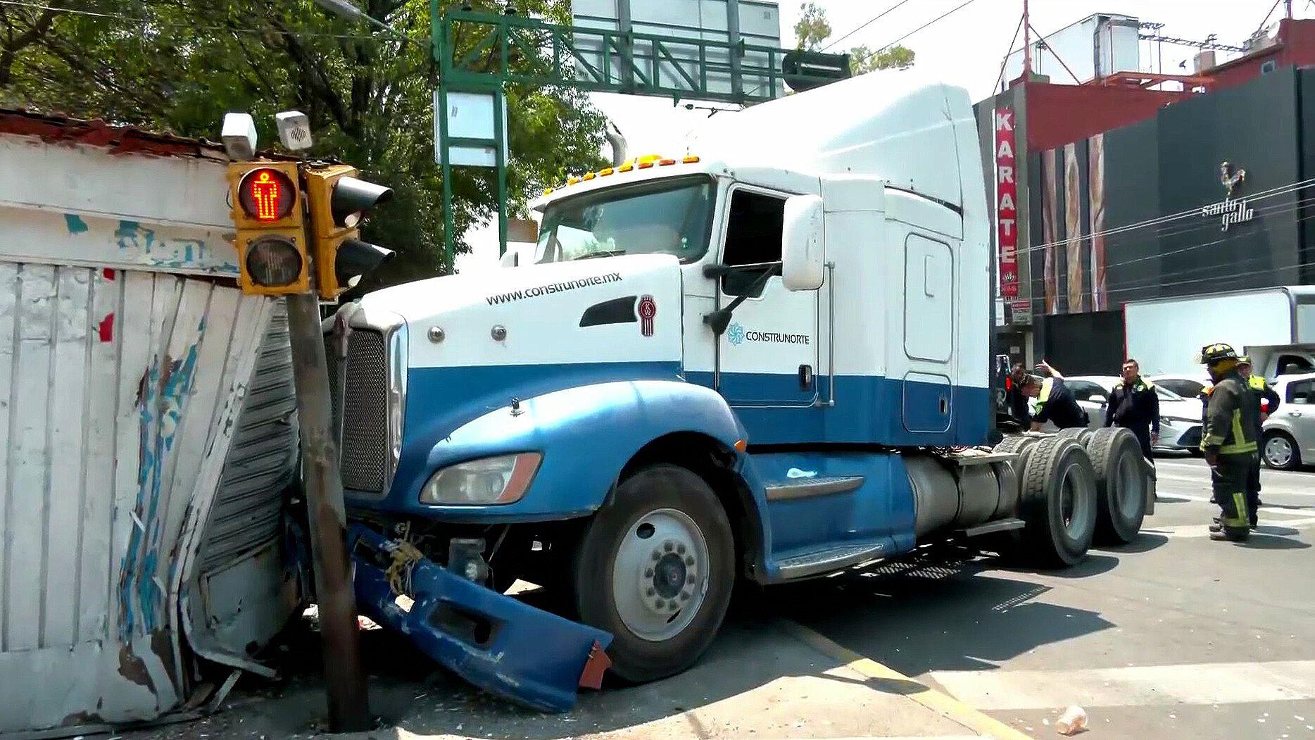Accidente Choca Tractocamión Con Puesto De Periódicos En Eje Central N