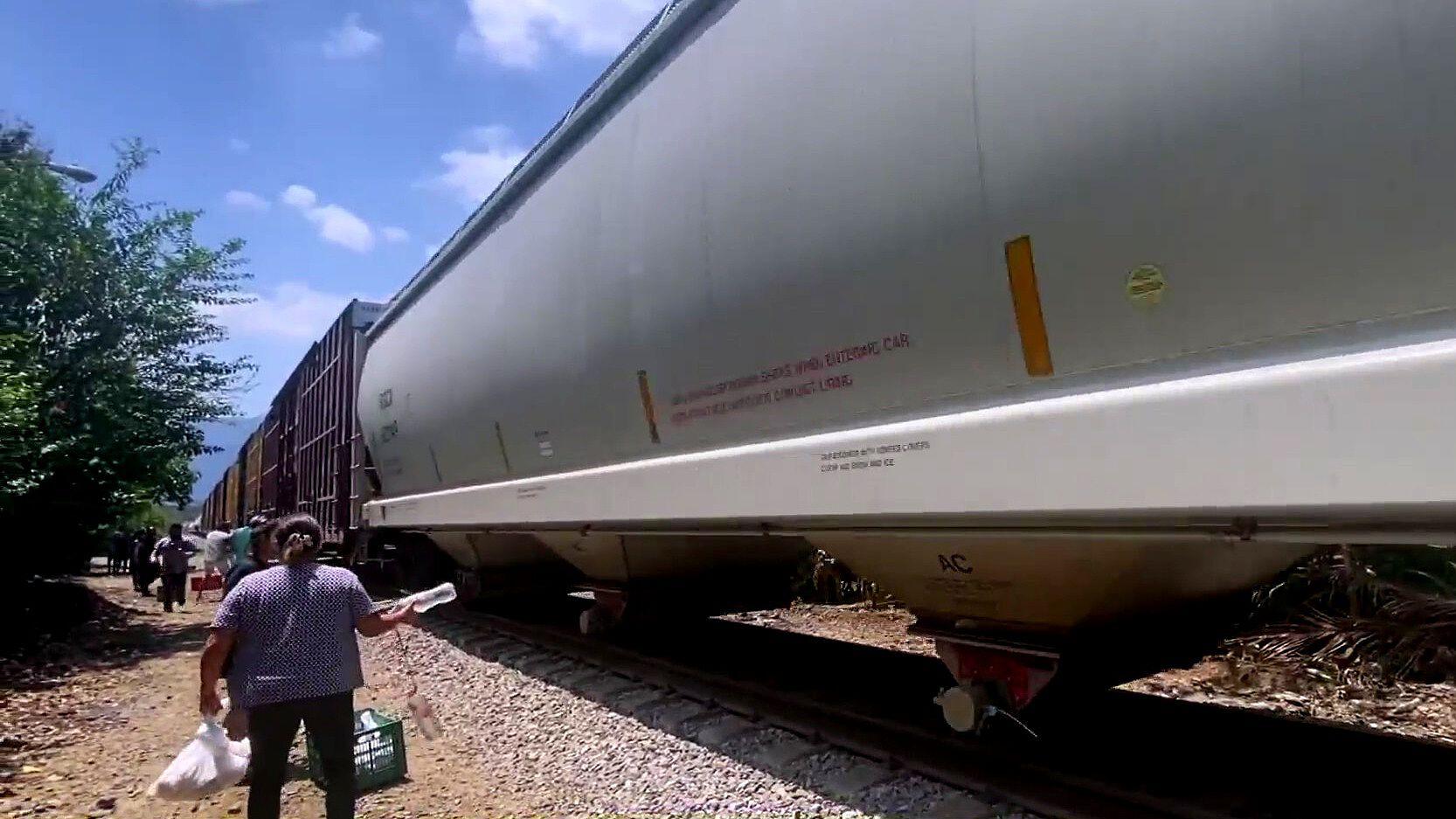 ‘Las Patronas’ Ofrecen Labor Humanitaria a Migrantes | N+