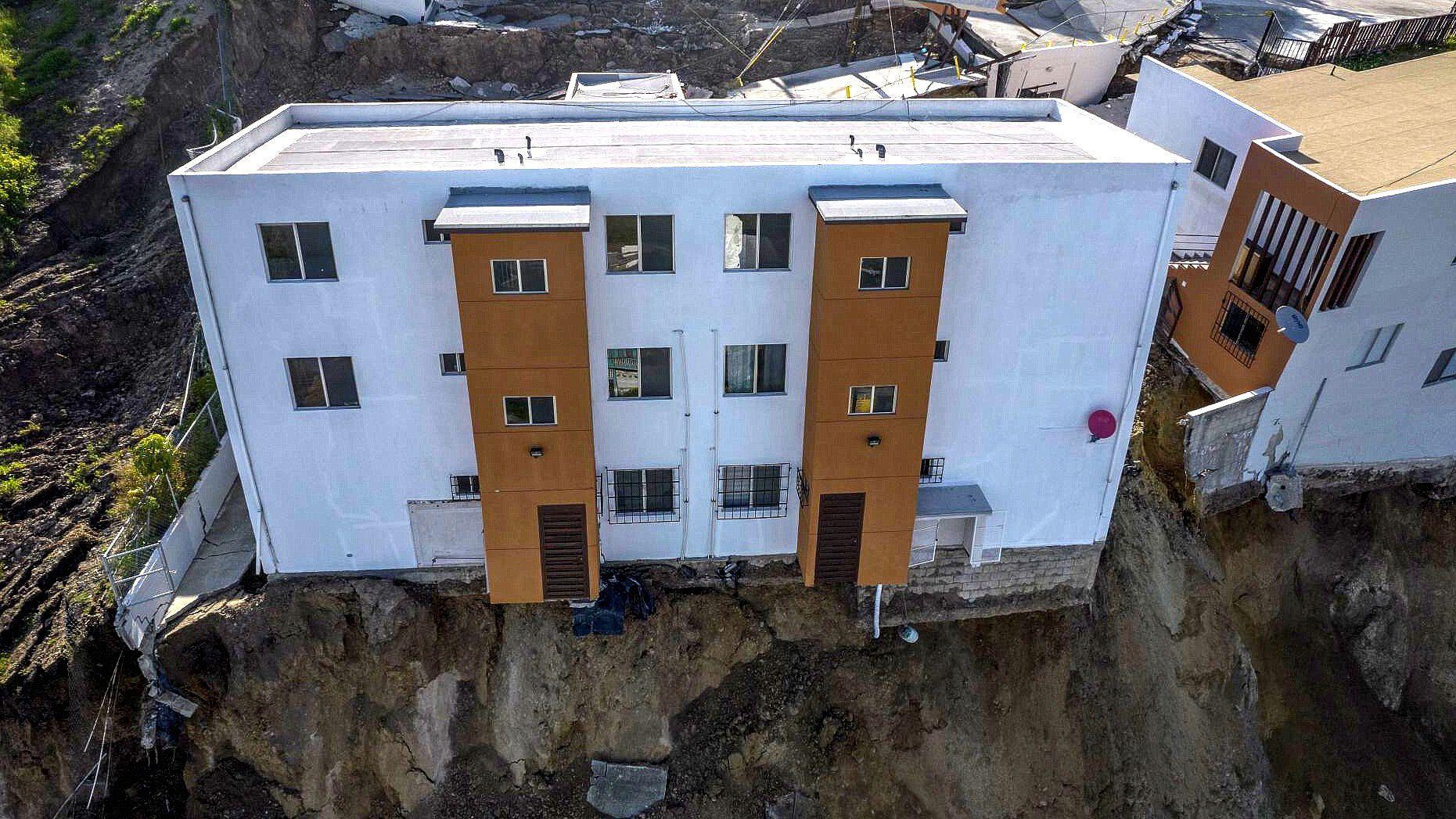 Colapsa Segundo Edificio en Fraccionamiento de Tijuana | N+