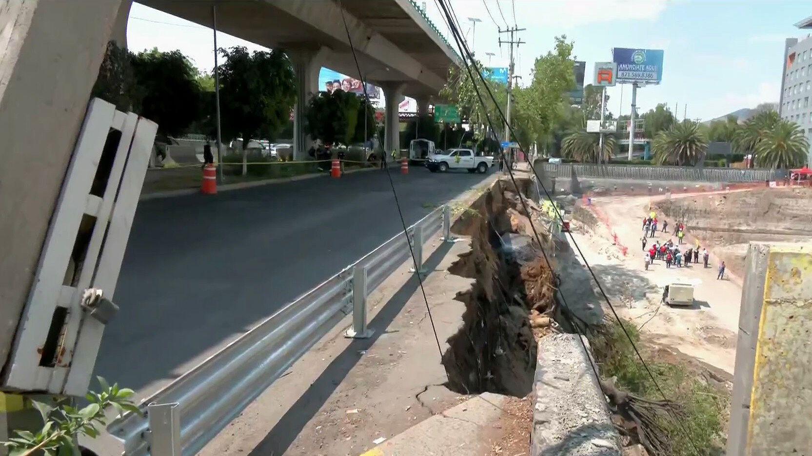 Cierran Lateral de Periférico Norte por Deslave en una Obra | N+