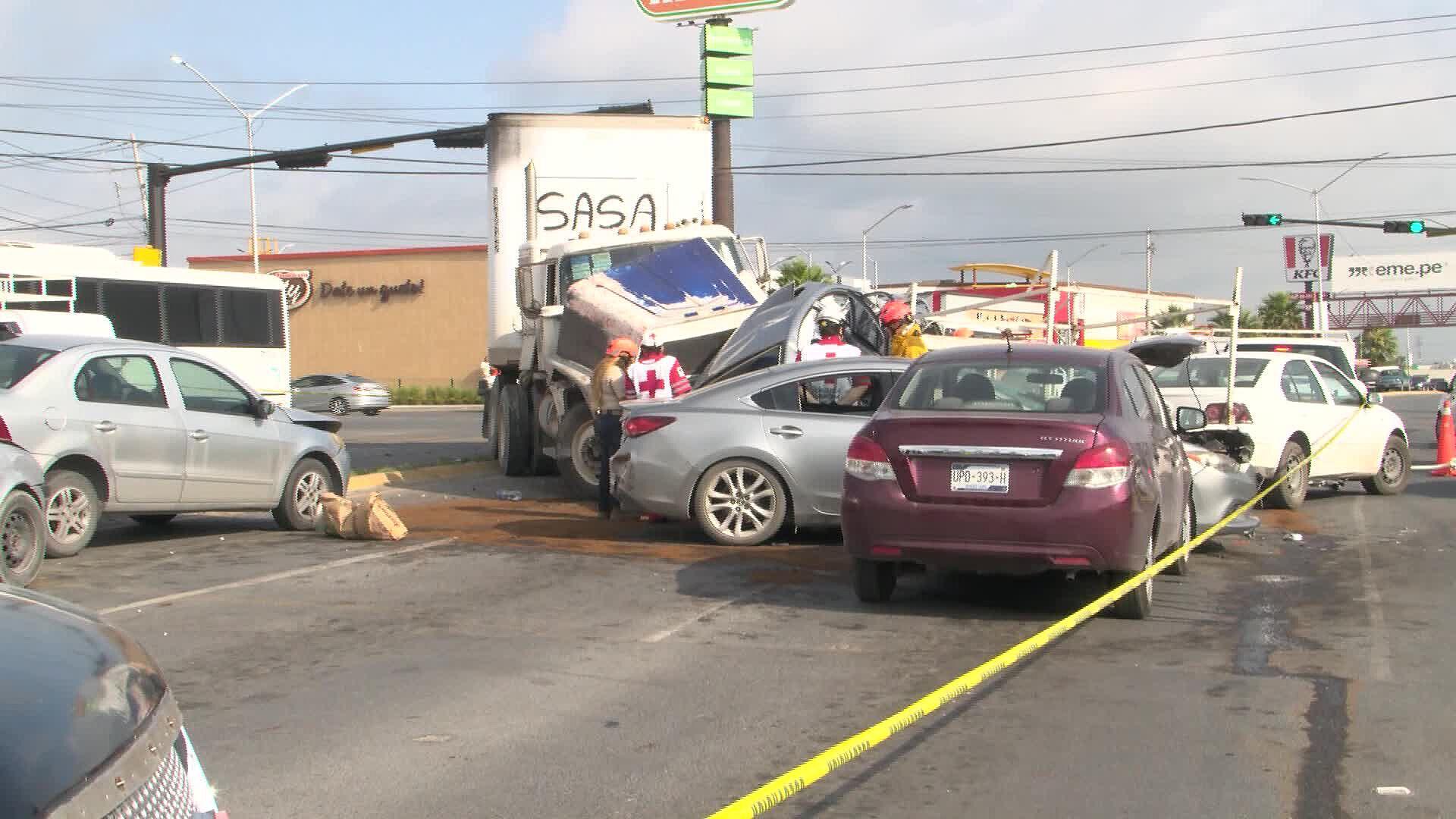 Mujer Tras Carambola de Tráiler con 8 Carros | N+