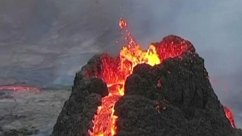 Ríos de Lava Brotan de Volcán del Monte Litli Hrutur en Islandia | N+