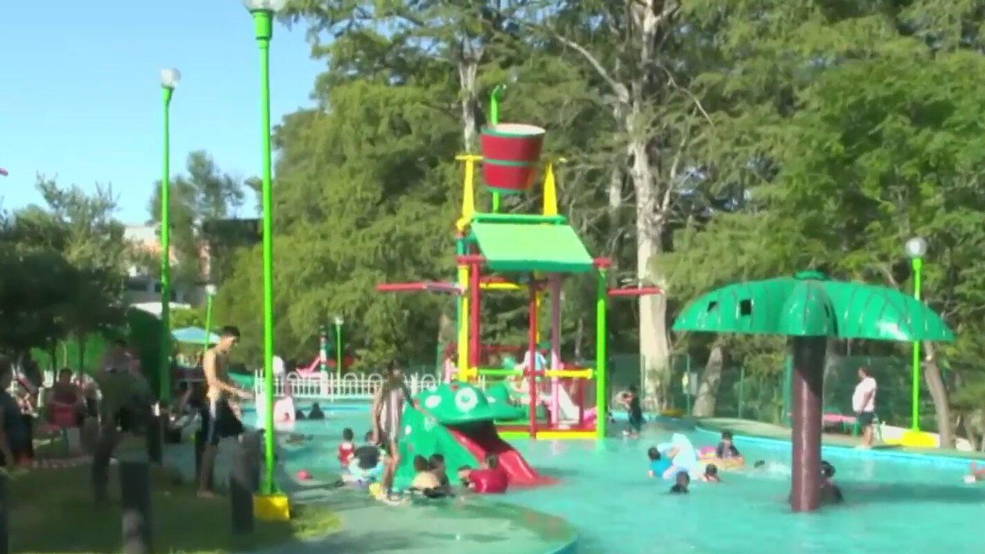 Disfrutan Familias Temporada Vacacional en Albercas en Parque Tolteca | N+