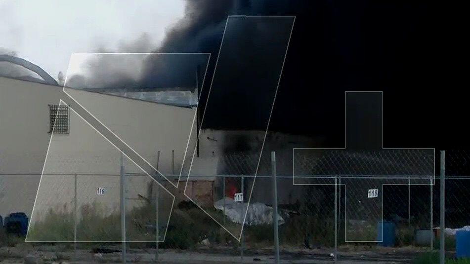 Más de 60 Bomberos Trabajan para Sofocar Incendio en una Fábrica en ...
