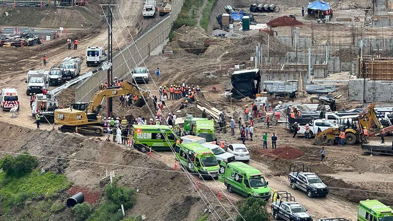 Derrumbe en Carretera Toluca - Zitácuaro en el Municipio de Almoloya de Juárez, Deja 3 Muertos | N+