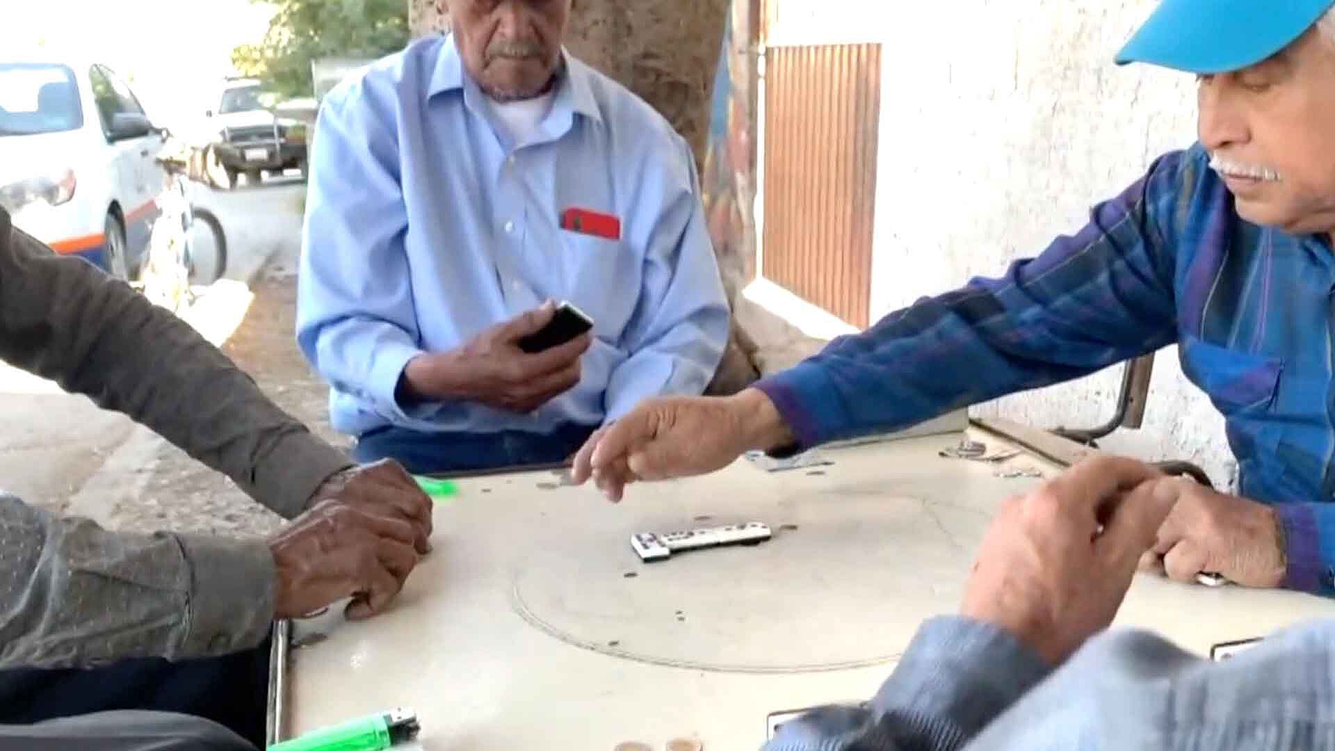 40 Años De Amistad Y Dominó La Historia De Un Grupo De Adultos Mayores N