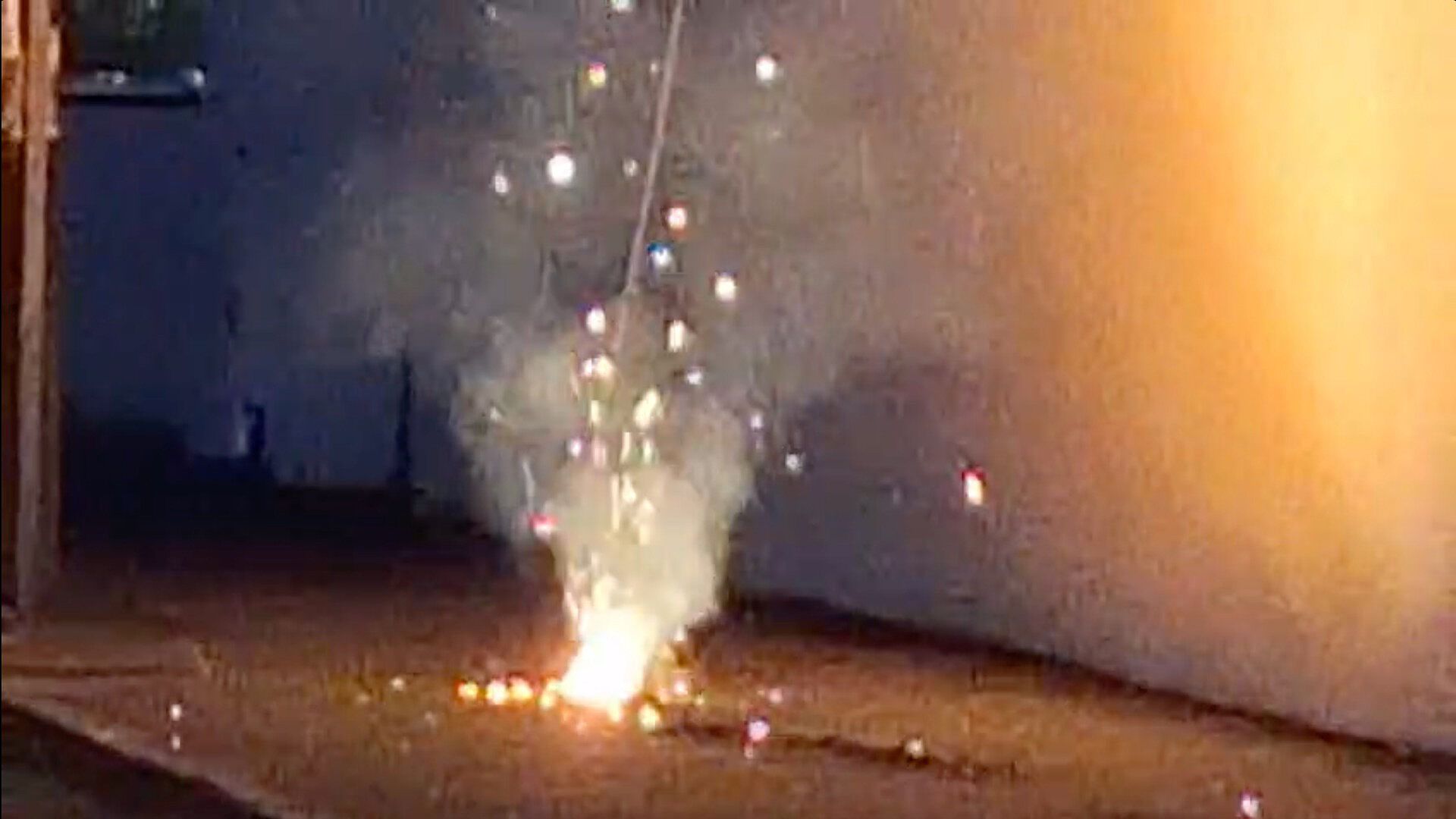 Cables de Alta Tensión Tendidos en la Calle Provocan Explosión | N+