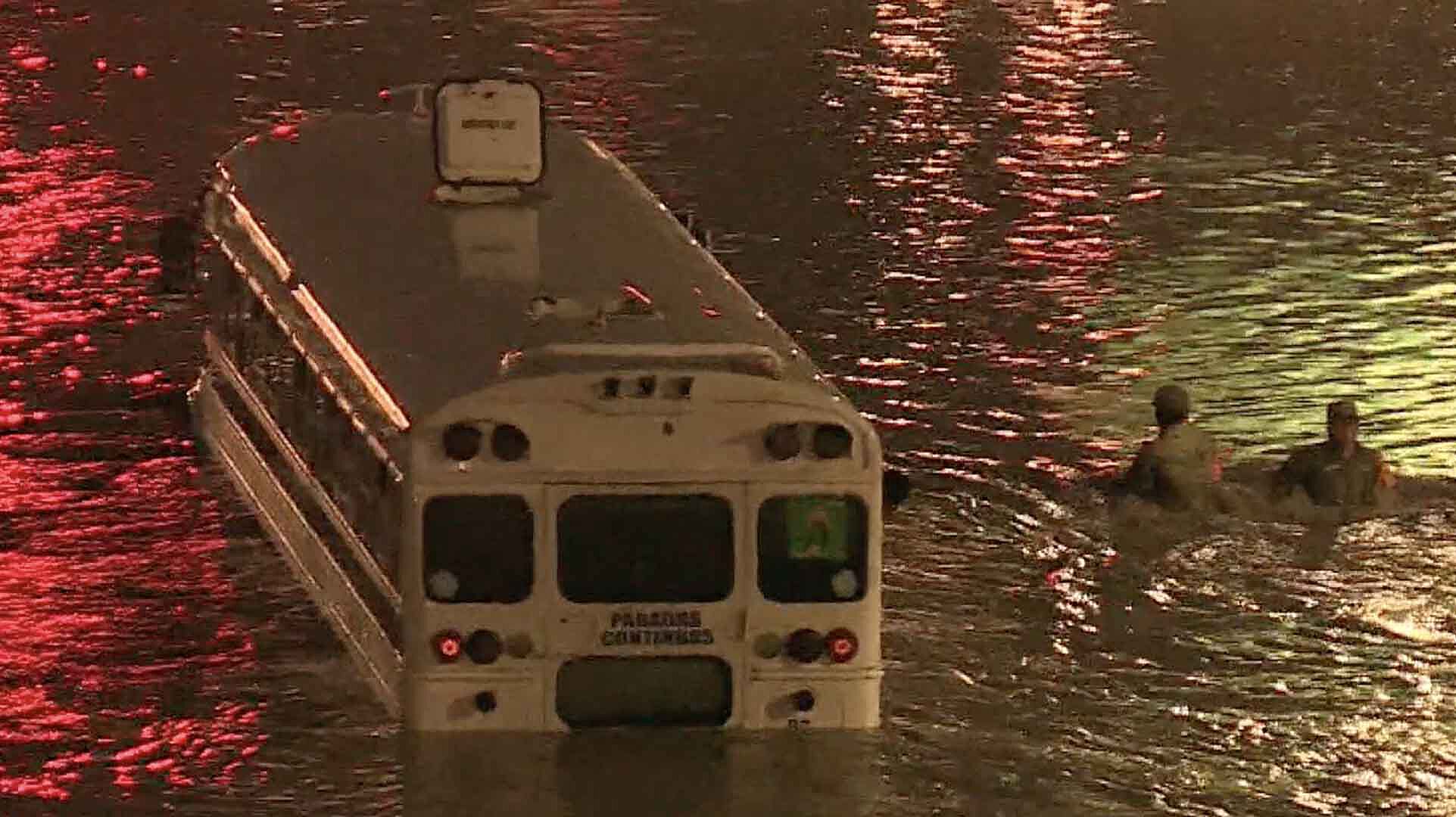Autoridades Rescatan a Persona Atrapada en su Casa tras Inundaciones en ...
